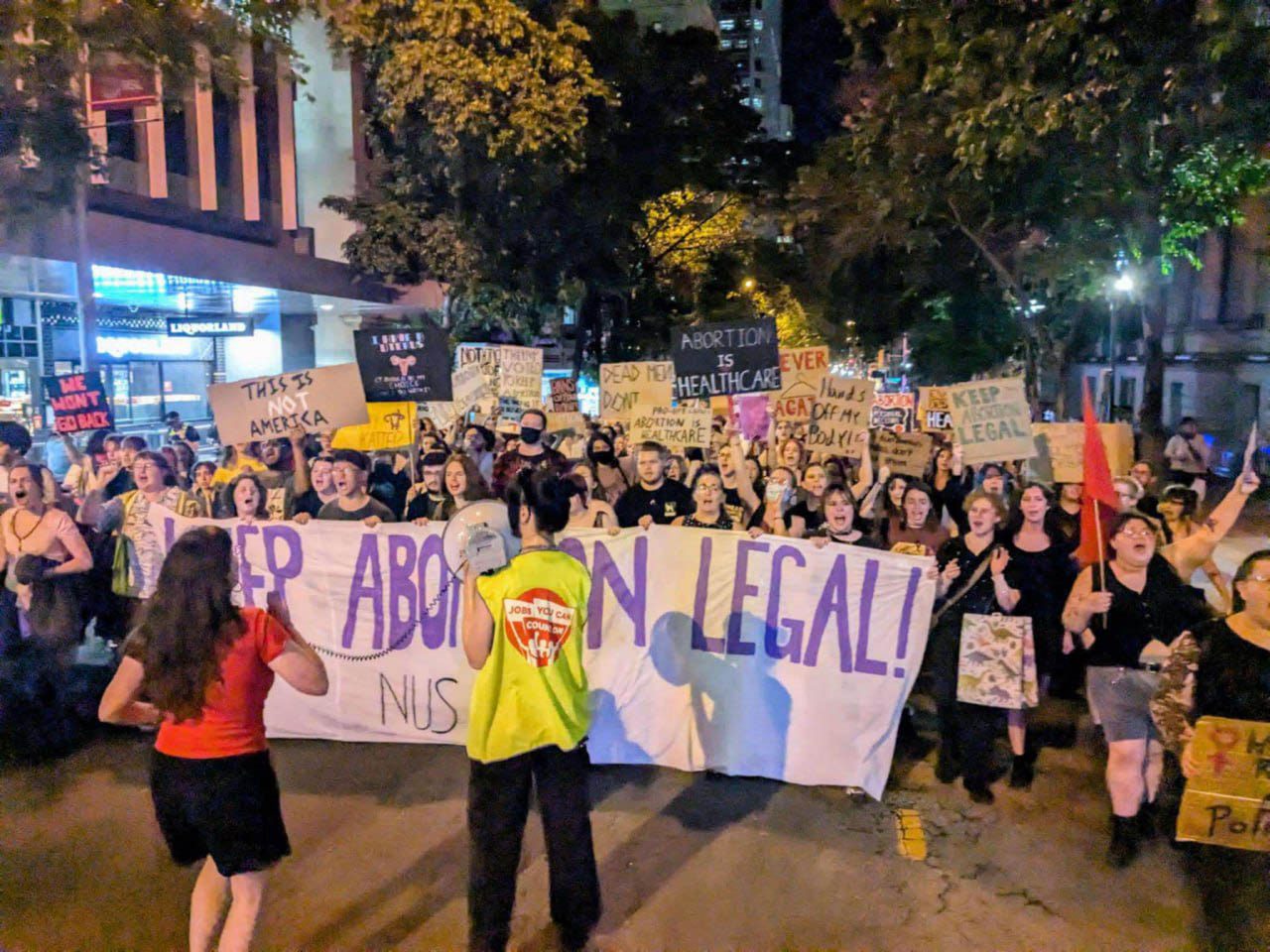 Hundreds rally for abortion rights in Brisbane | Red Flag